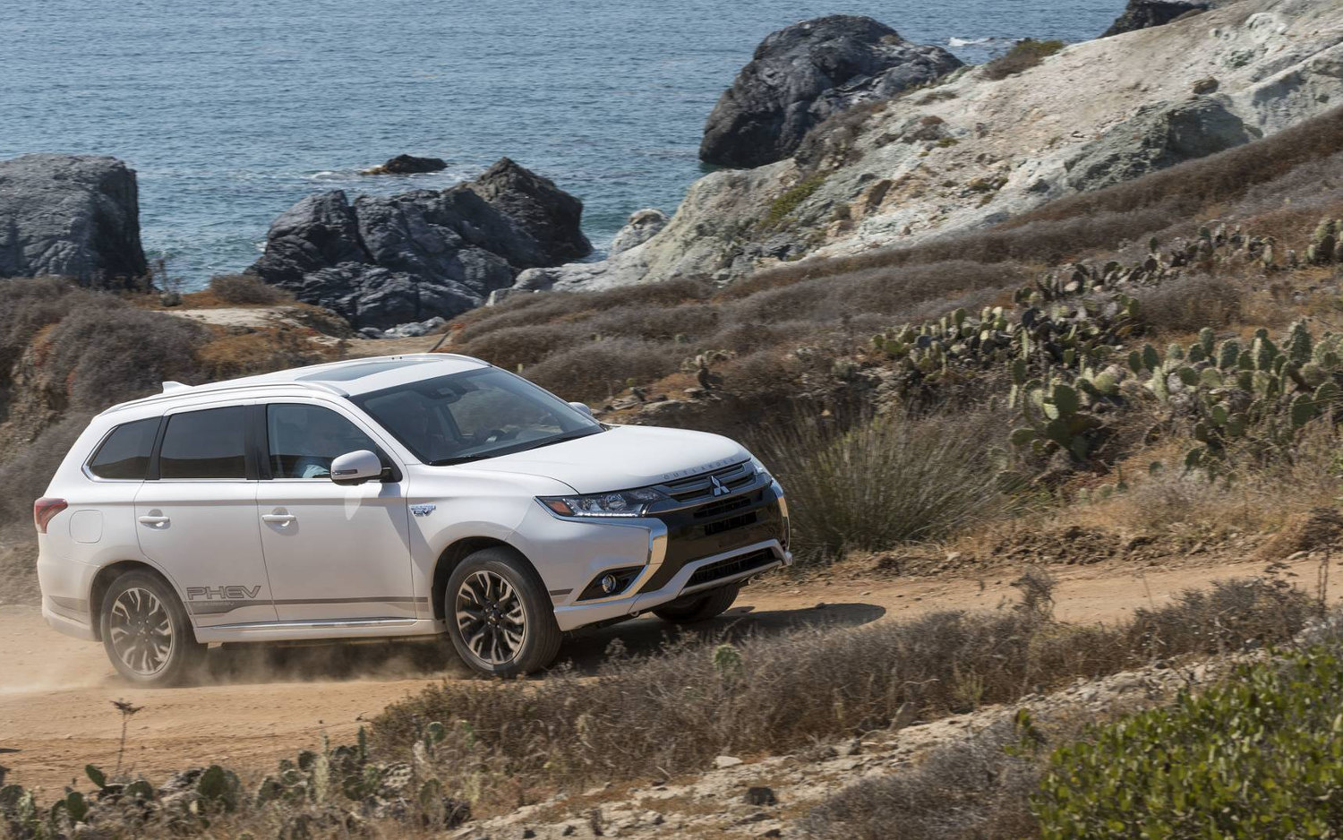 Comparison Mitsubishi Outlander PHEV GT 2018 Vs Nissan X Trail Ti